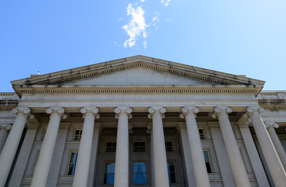 Treasury Yield Curve Steepens as Traders Avoid Long-Term Debt ...